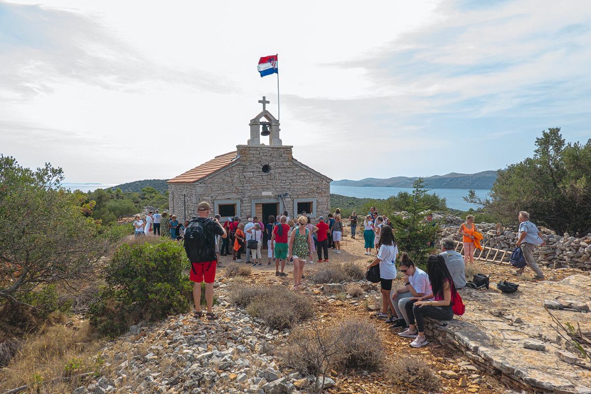Otok ŽUT: ACI Marina, vezovi, sidrišta i uvale, konobe i pokoja priča