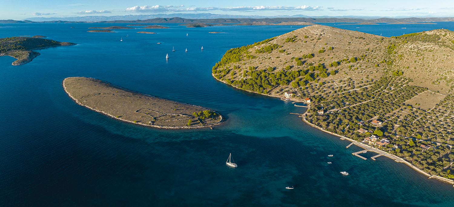Otok ŽUT: ACI Marina, vezovi, sidrišta i uvale, konobe i pokoja priča
